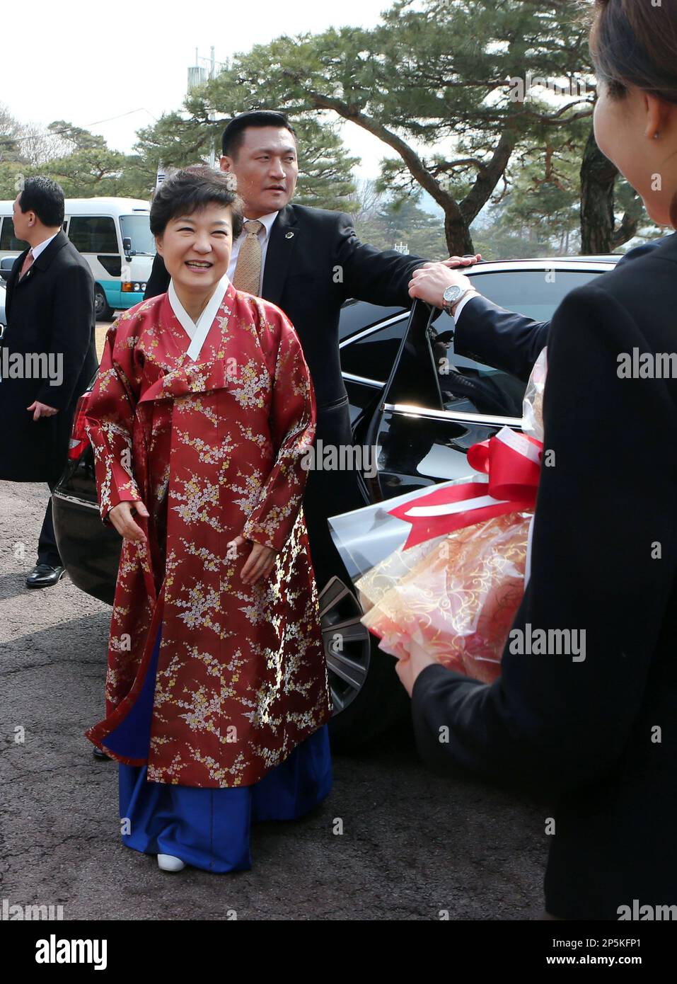 South Korea's new President Park Geun-hye wearing a traditional dress ...