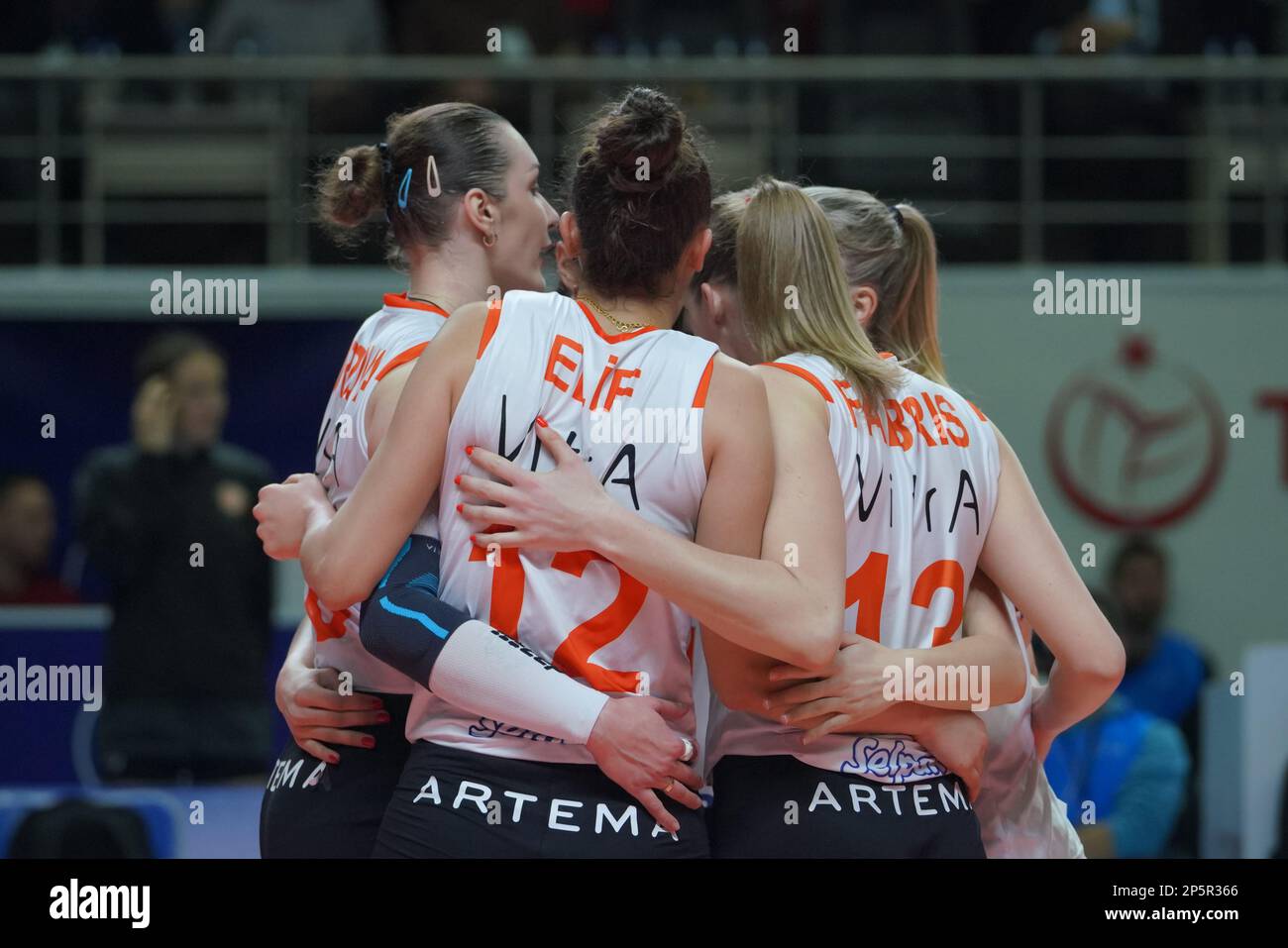 ISTANBUL, TURKIYE - 18. JANUAR 2023: Eczacibasi Dynavit-Spieler feiern ...