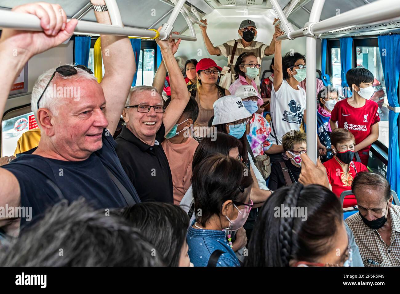 Passagiere sitzen im bus -Fotos und -Bildmaterial in hoher Auflösung ...