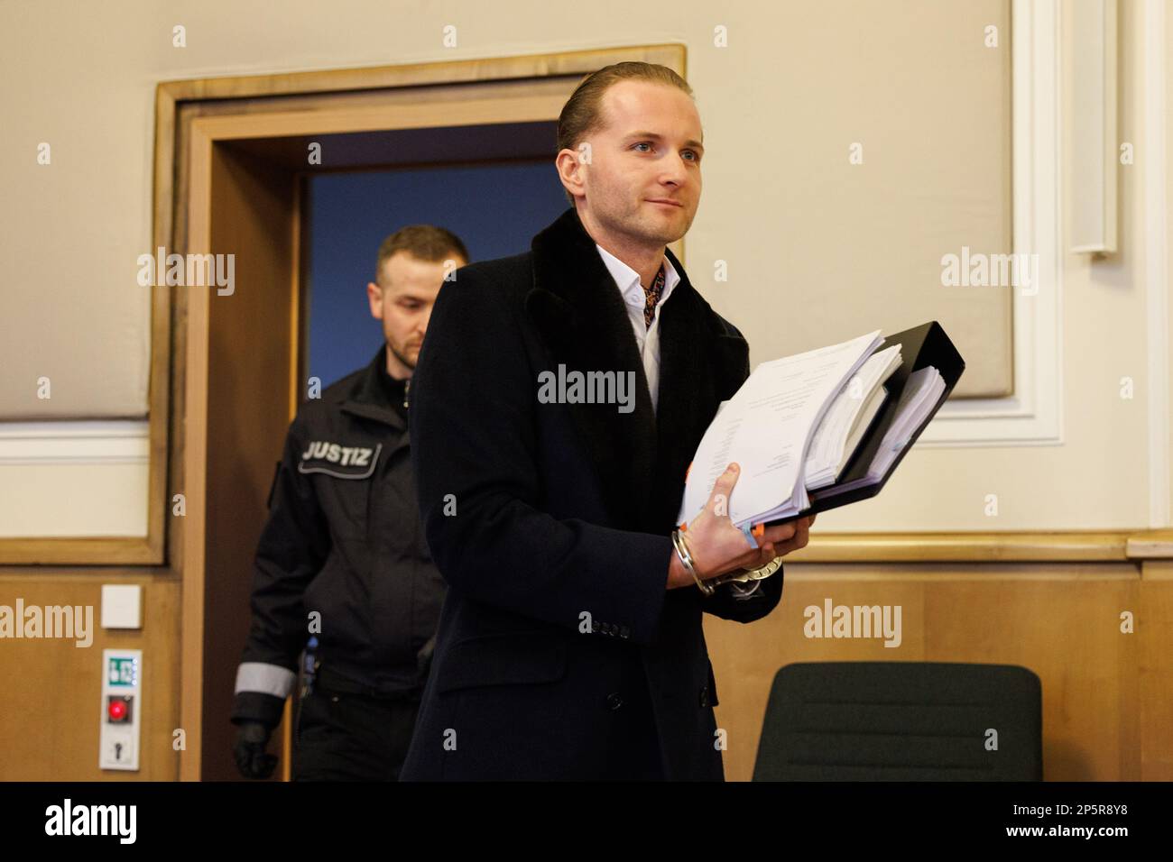 07. März 2023, Niedersachsen, Osnabrück: Der Angeklagte Hendrik holt ...