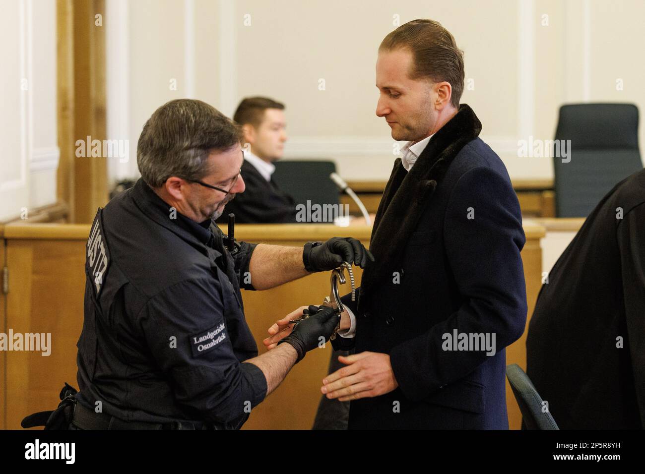 07. März 2023, Niedersachsen, Osnabrück: Der Angeklagte Hendrik holt ...