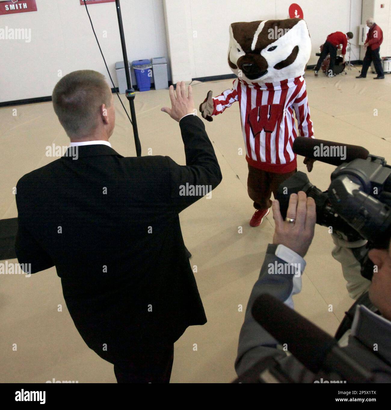 Wisconsin's new head football coach Gary Andersen approaches mascot ...