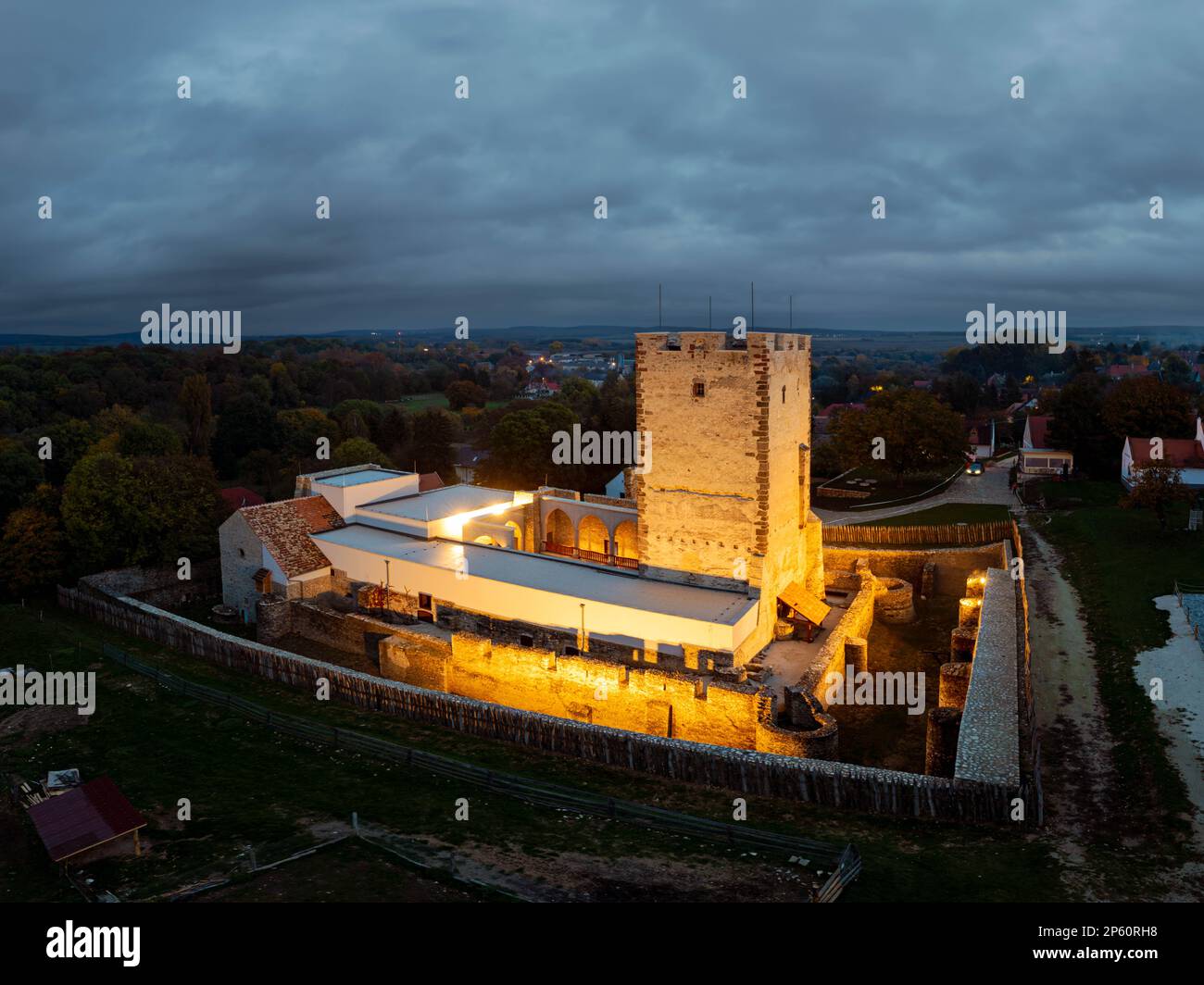 Historische Ruinen im Balaton-Gebirge Ungarn. Der Name des Forts ist ...