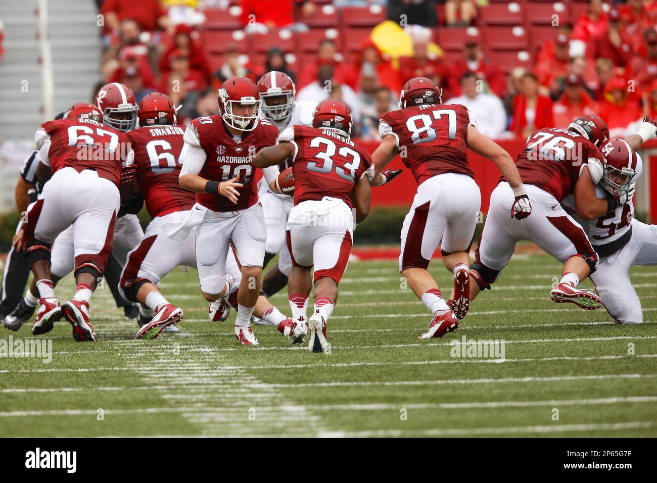 Sep 15, 2012: Arkansas QB Brandon Allen #10 hands off to running Dennis ...