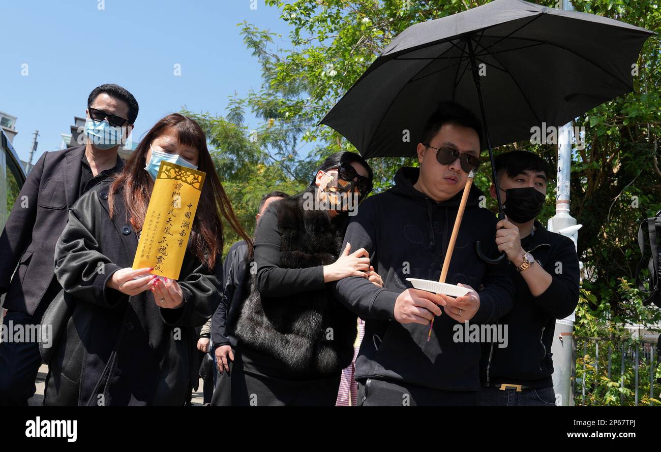 Chris Tam, Partner von Abby Choi Tin-fung, hält einen Joss Stick und ...