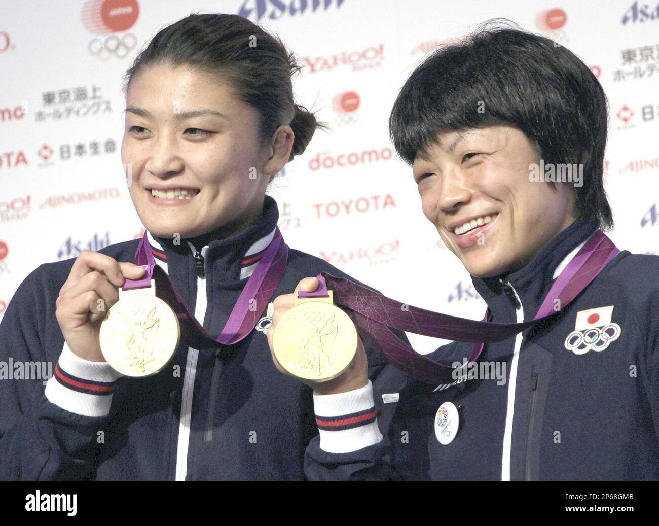 Kaori Icho (L) and Hitomi Obara of Japan show their gold medal during a ...