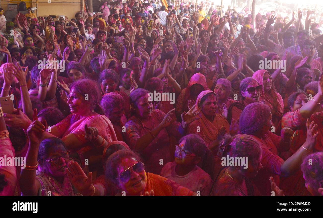 7. März 2023, Kalkutta, Indien: Die Menschen nehmen am Holi Festival ...