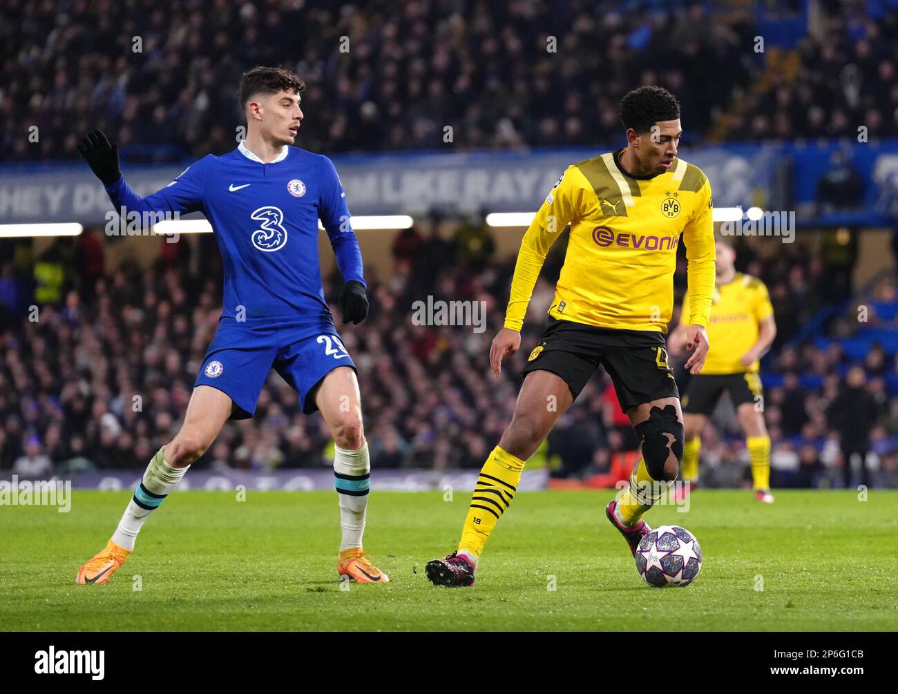 Chelsea's Kai Havertz (links) und Borussia Dortmund's Jude Bellingham ...