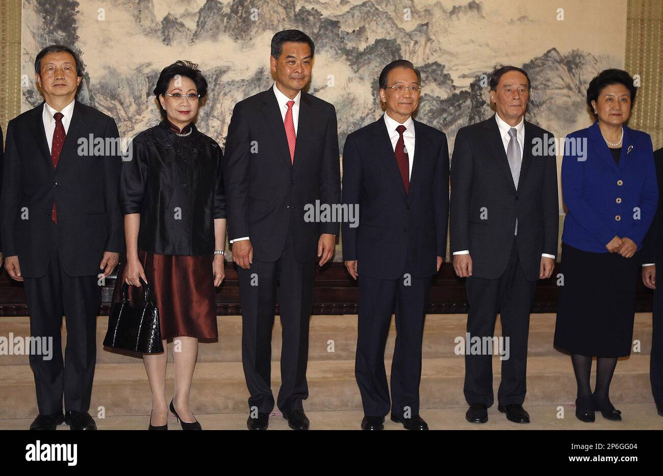 Chinese Premier Wen Jiabao (R3), Vice Premier Wang Qishan (R2), state councilors Liu Yandong (R ...