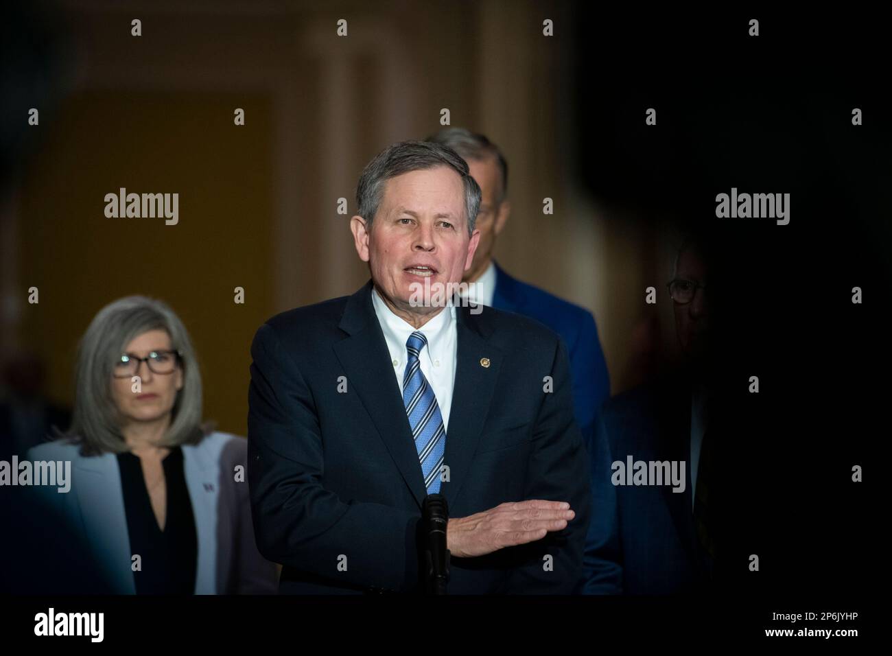 Der US-Senator Steve Daines (Republikaner von Montana) hält während der ...