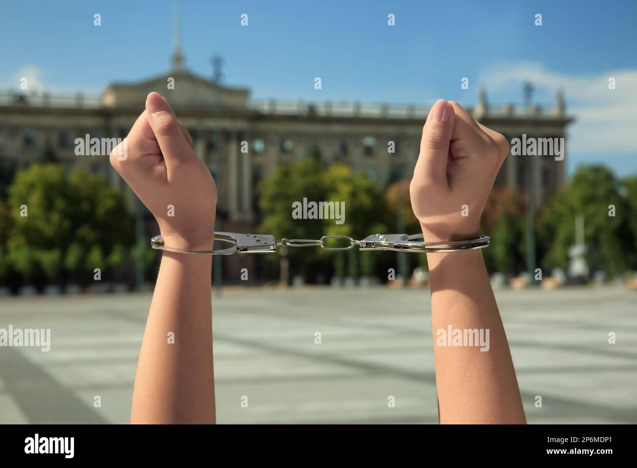 Frau in handschellen -Fotos und -Bildmaterial in hoher Auflösung – Alamy