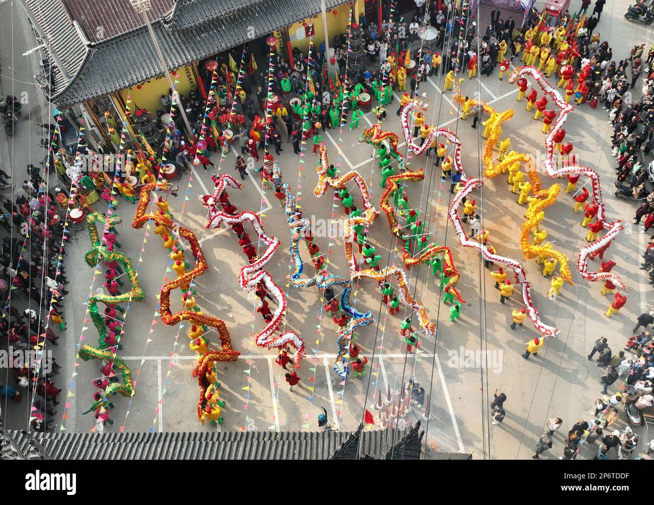 TAIZHOU, CHINA - 5. MÄRZ 2023 - Luftfoto zeigt einen Drachentanz ...