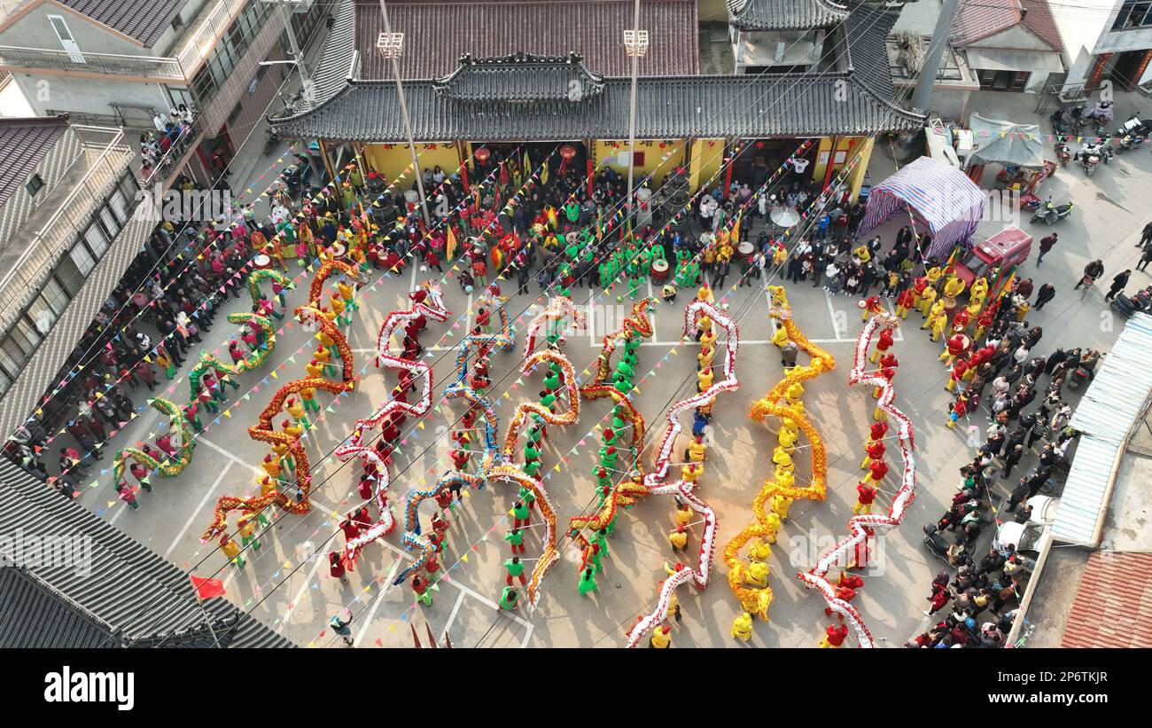 TAIZHOU, CHINA - 5. MÄRZ 2023 - Luftfoto zeigt einen Drachentanz ...