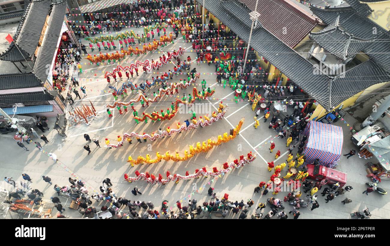 TAIZHOU, CHINA - 5. MÄRZ 2023 - Luftfoto zeigt einen Drachentanz ...