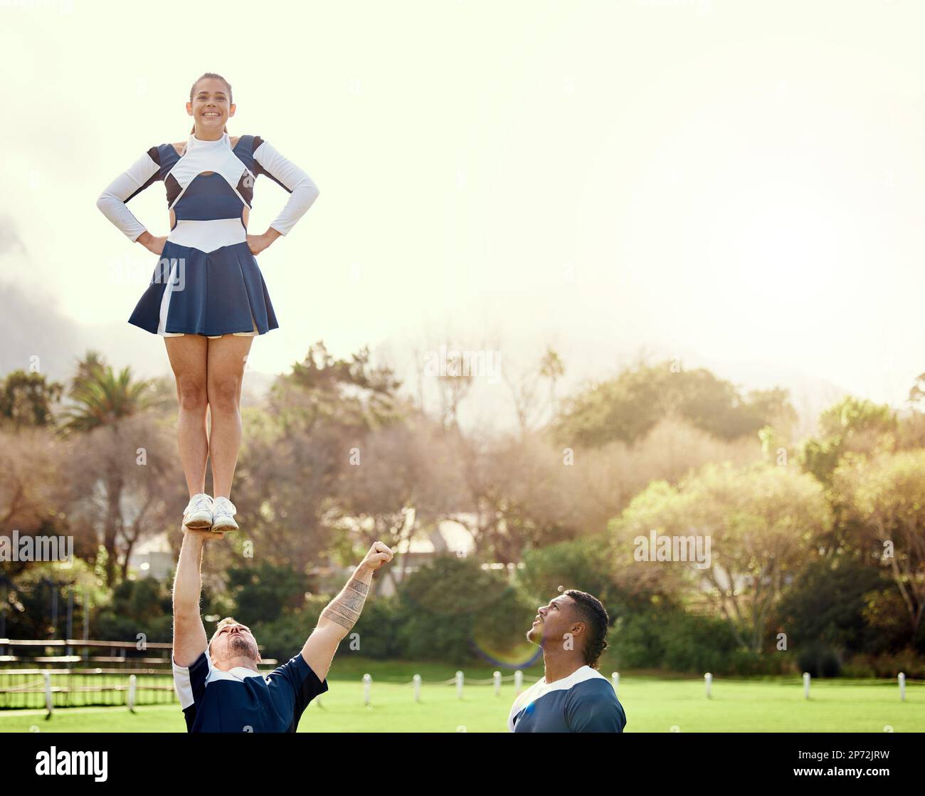 Cheerleaderin, Teammitglieder im Freien und Sportlergruppe mit Fitness ...