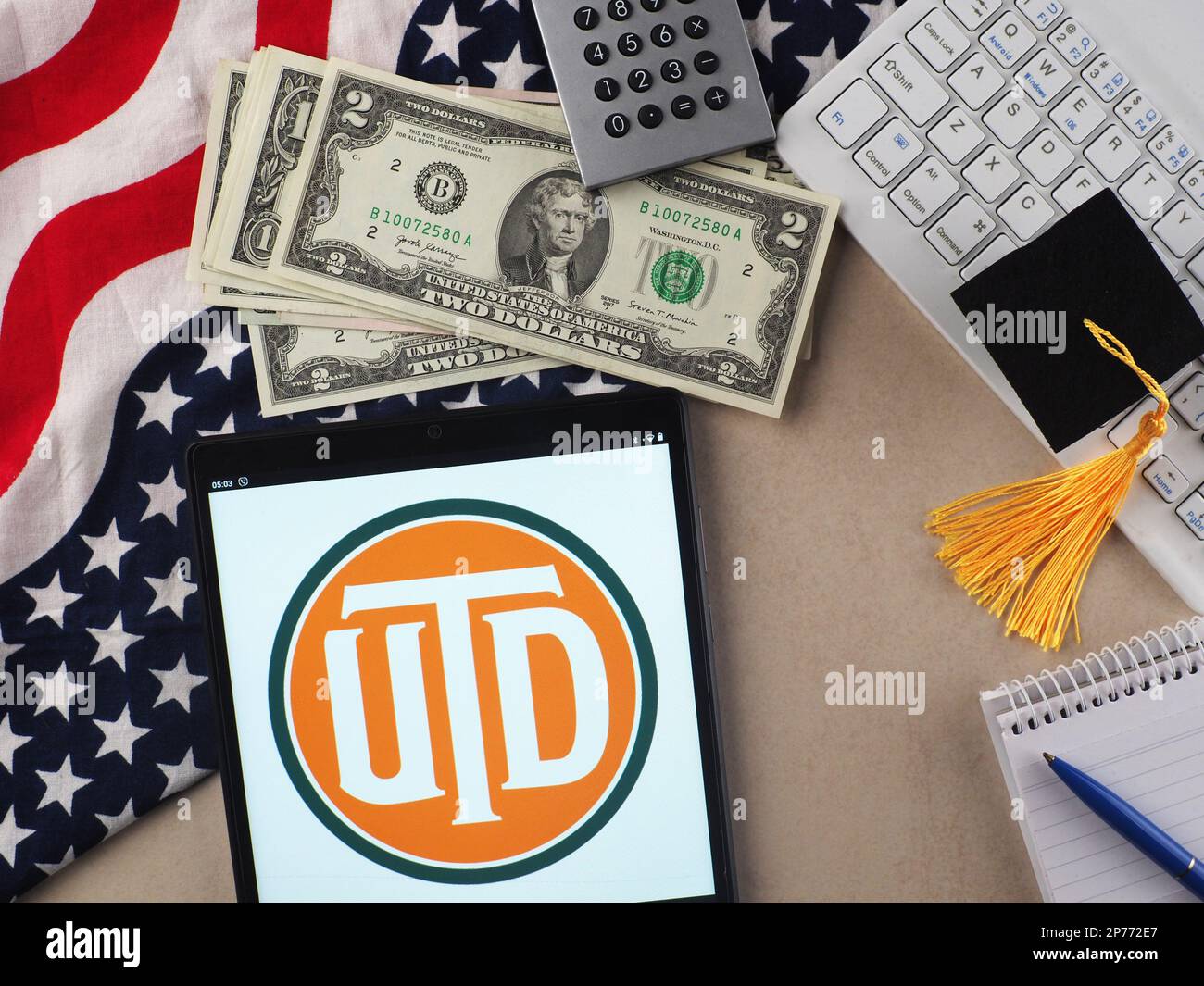 In dieser Fotoabbildung ist das Logo der University of Texas Dallas auf ...