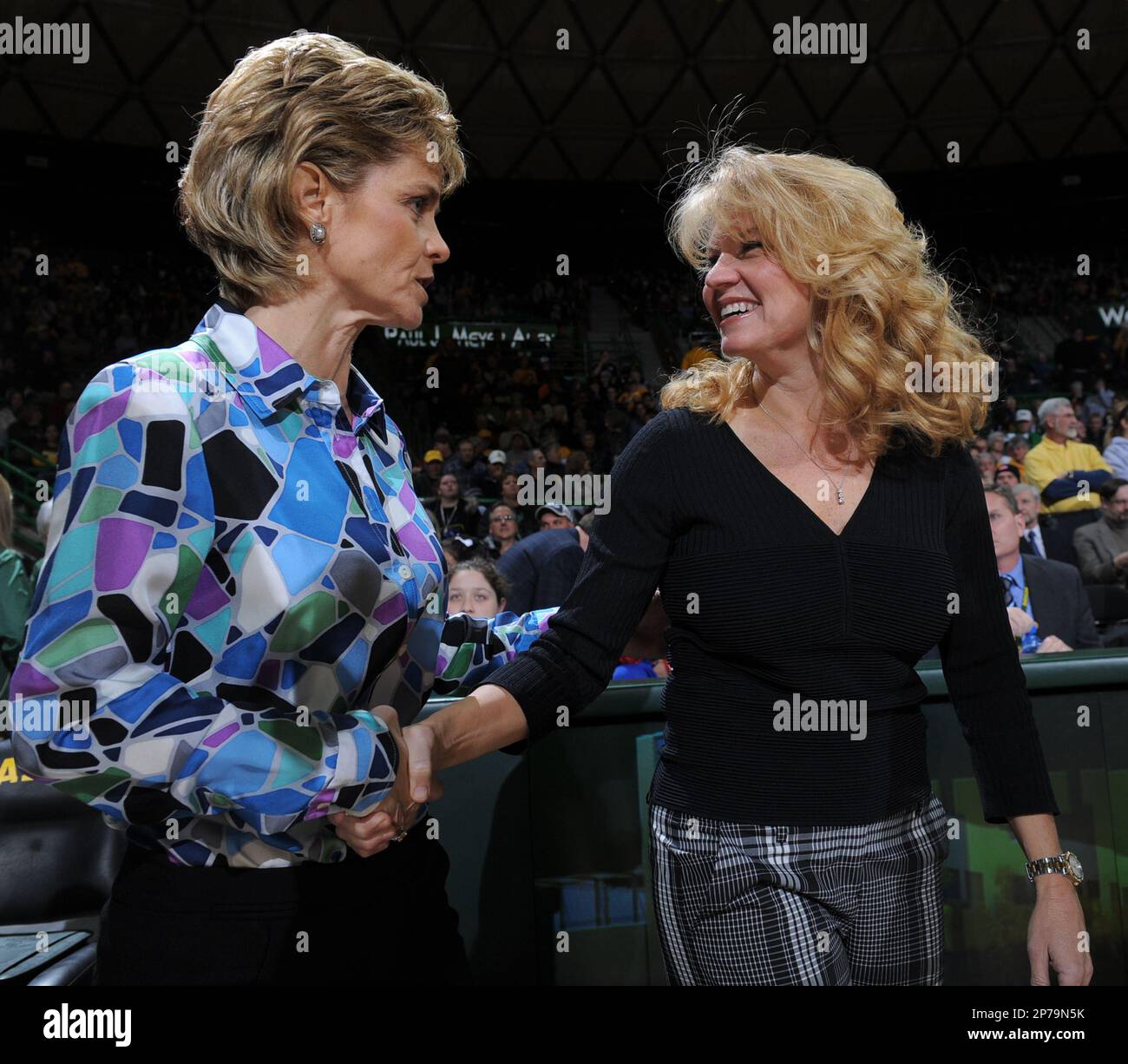 Baylor coach Kim Mulkey, left, shakes hands with Oklahoma coach Sherri ...