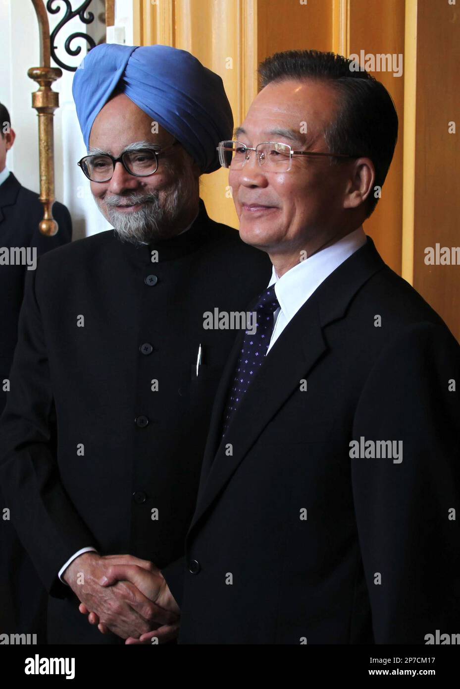 Chinese Premier Wen Jiabao (R) shakes hands with Indian Prime Minister ...