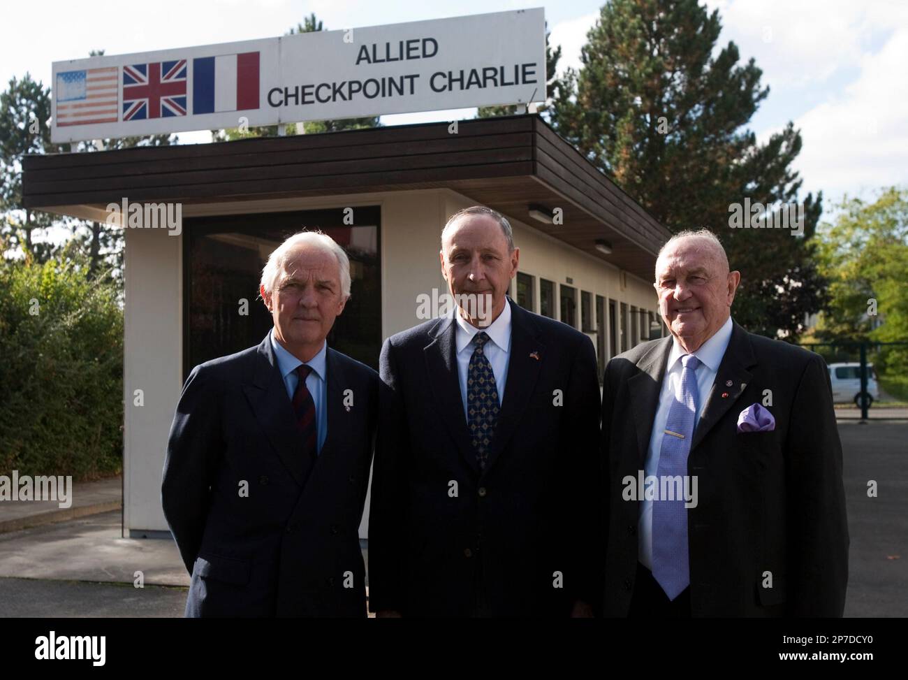 Die ehemaligen alliierten Stadtkommandanten Generalmajor Sir Robert ...