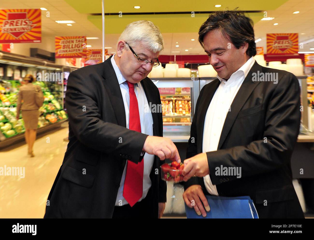 Der ehemalige Bundesaussenminister Joschka Fischer (l.) steht am Montag (06.09.10) in einer Rewe ...