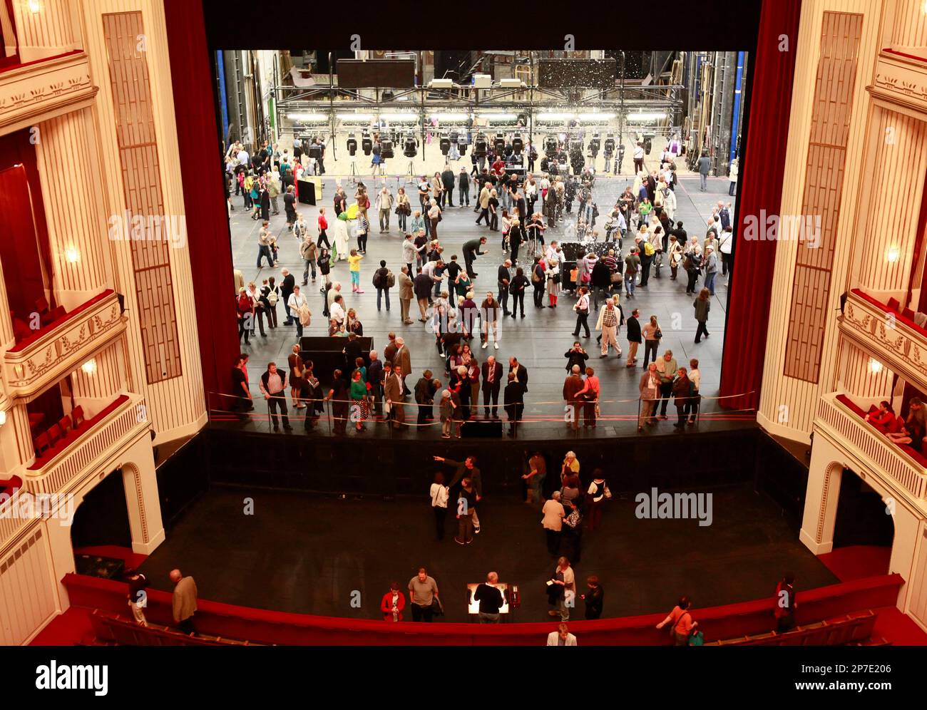 Besucher betrachten am Samstag, 4. September 2010, in Wien in der ...