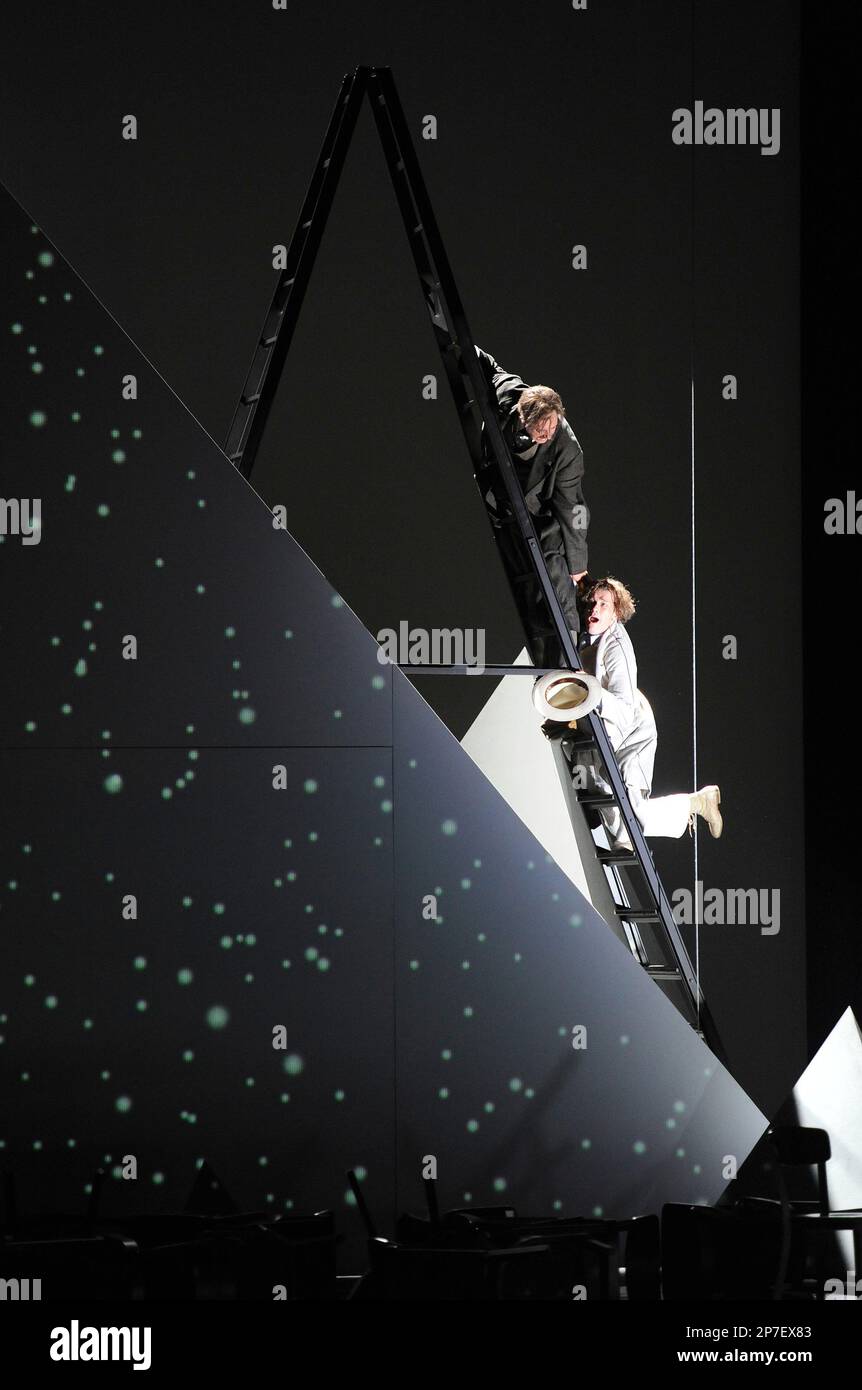 Bariton Johannes Martin Kraenzle, links, in der Rolle des Dionysos und ...