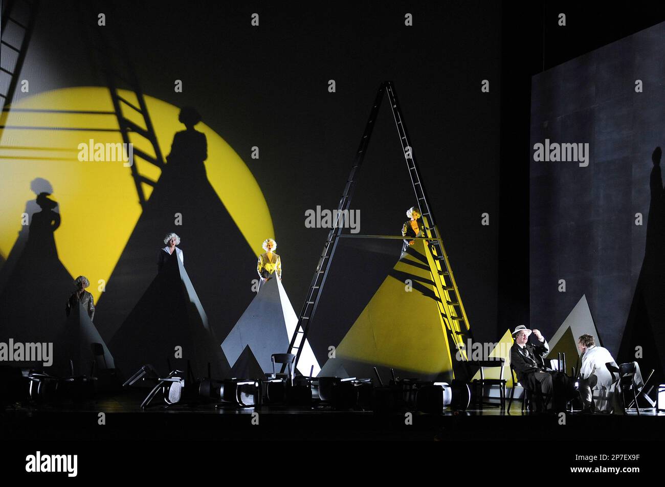 Bariton Johannes Martin Kraenzle, 2. von rechts, in der Rolle des ...