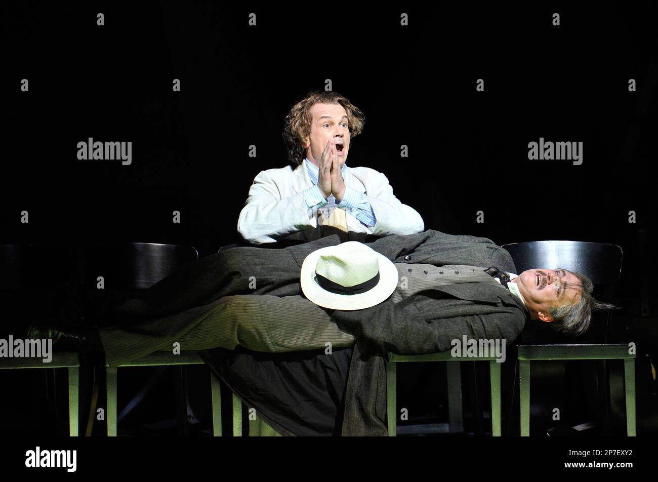 Bariton Johannes Martin Kraenzle, vorne, in der Rolle des Dionysos und ...