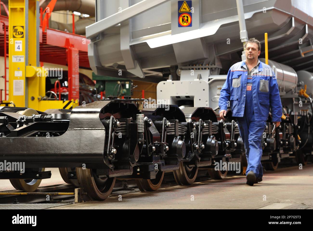 Schlosser Steffen Erfurth geht am Freitag, 4. Juni 2010, in Niesky ...