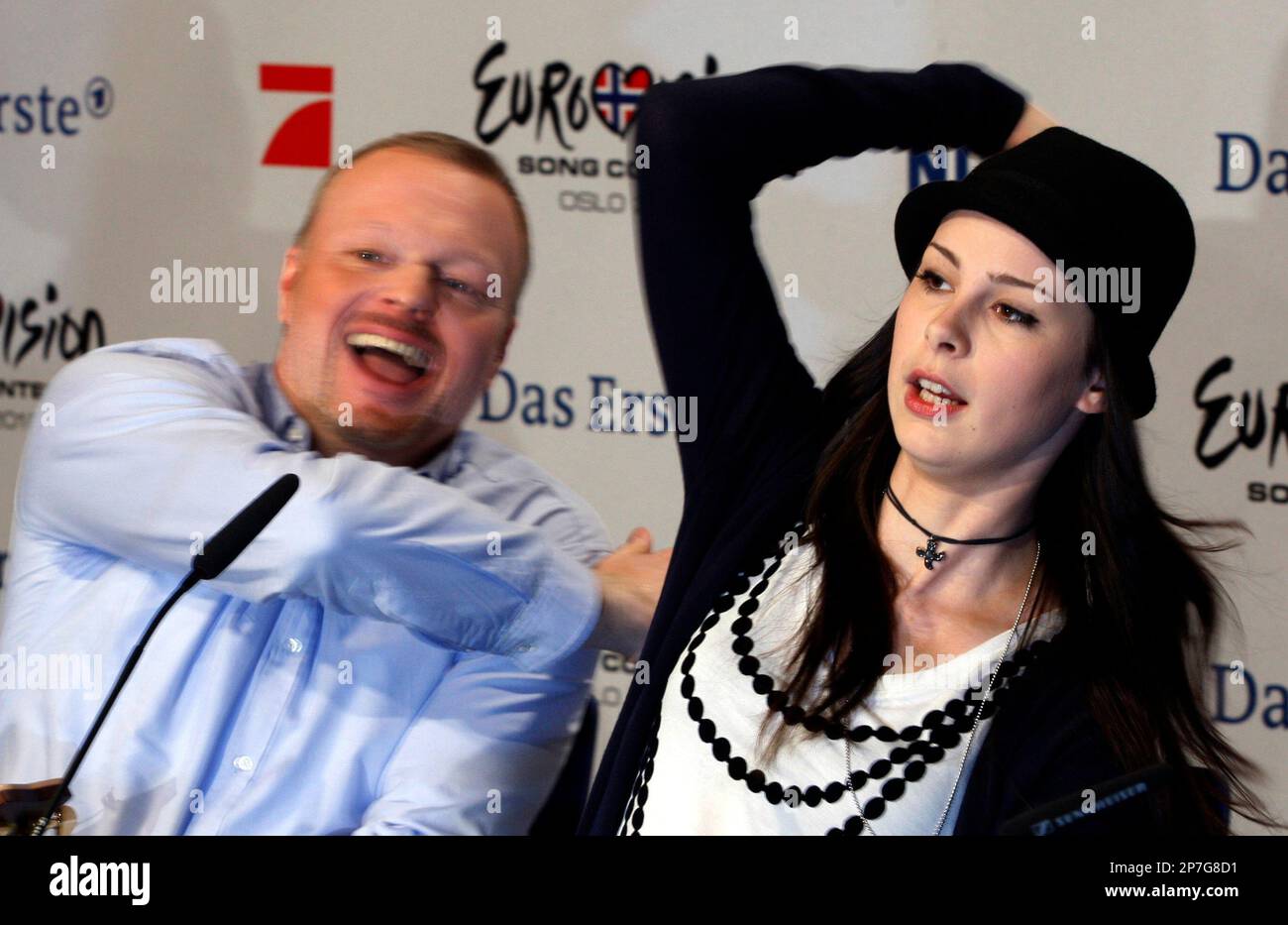 TV Moderator Stefan Raab, links, und die Saengerin Lena Meyer-Landruth ...