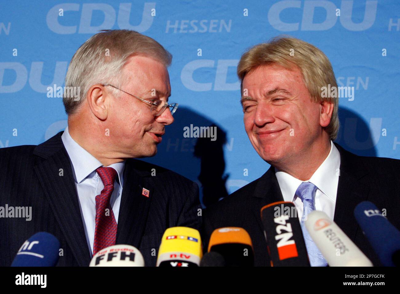 Der hessische Ministerpraesident Roland Koch (CDU), links, und der ...