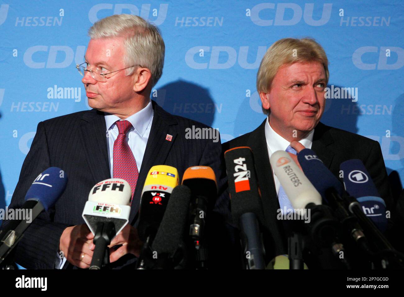 Der hessische Ministerpraesident Roland Koch (CDU), links, und der ...
