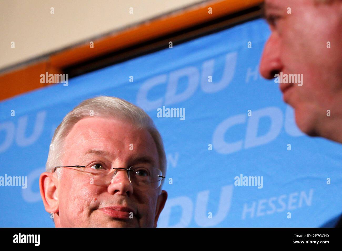 Der hessische Ministerpraesident Roland Koch (CDU), links, und der ...