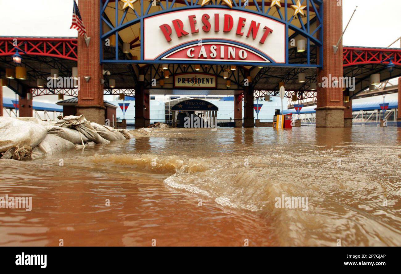 Flood waters from the flooding Mississippi River block the entrance of ...