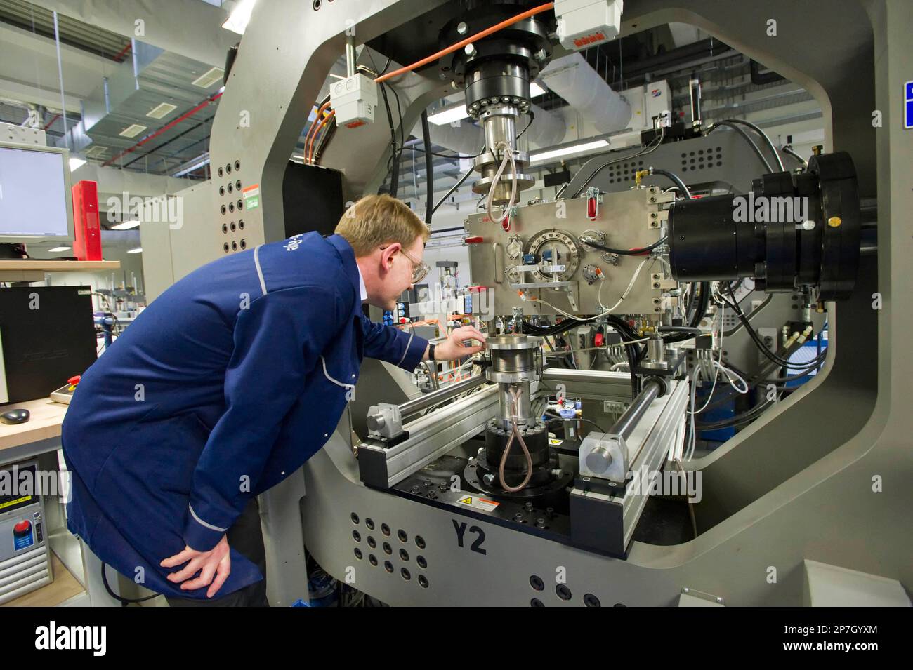Ein Techniker arbeitet am Dienstag, 04. Mai 2010, an einer Anlage zur ...