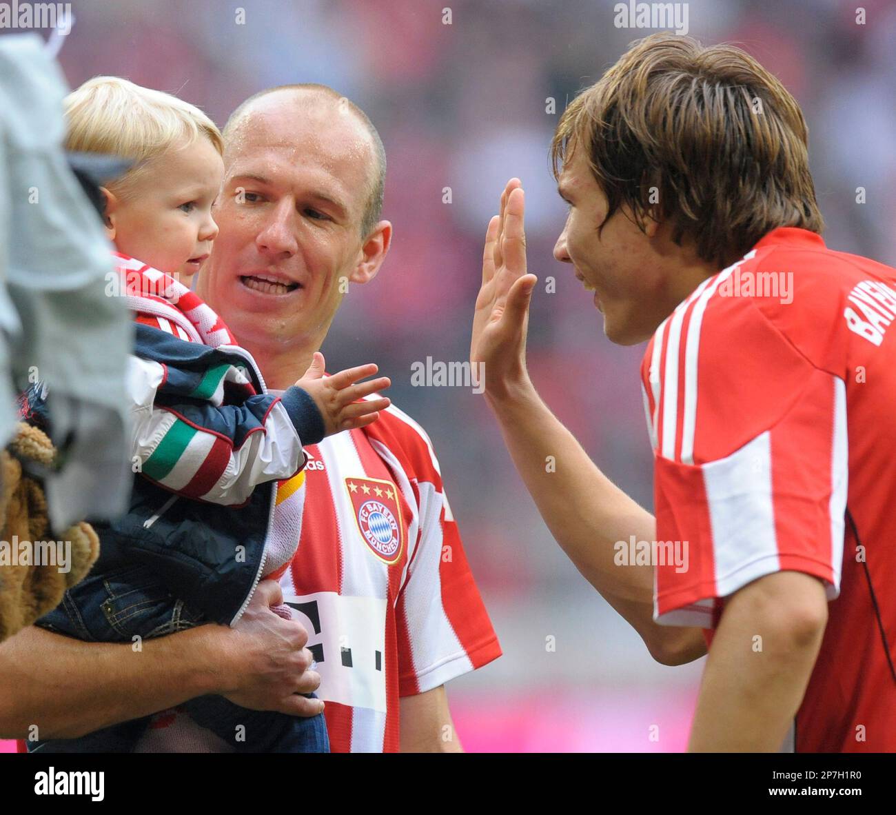 Munich's Arjen Robben, 2nd left, celebrates with his son Luka, left ...