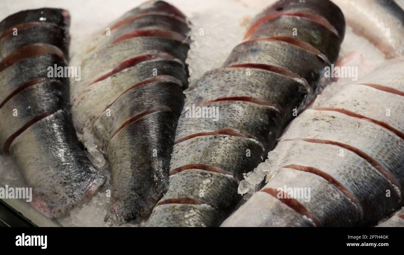 Frischer roher Lachs, Stör, dorado-Fisch und Wolfsbarsch liegen auf dem ...