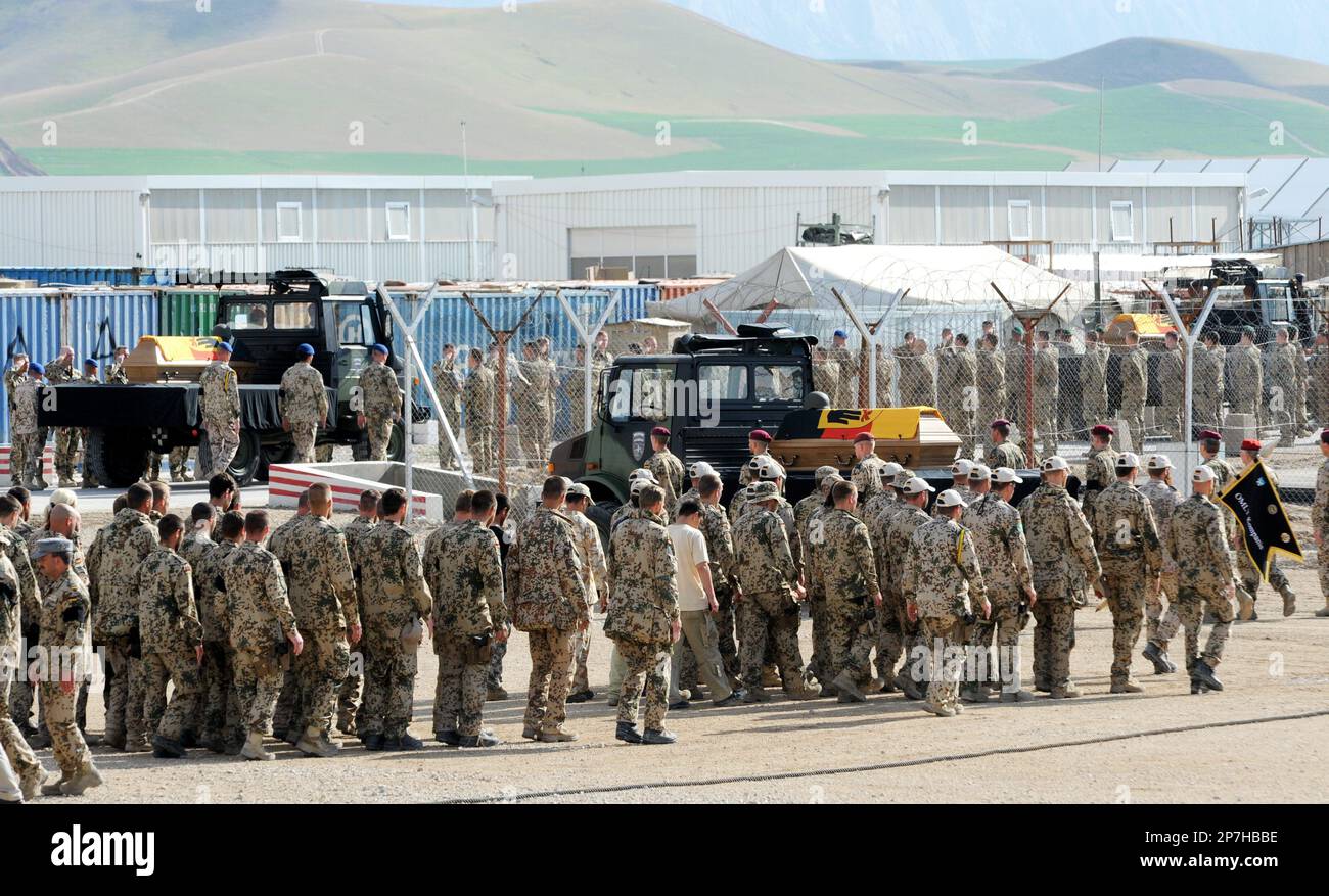 Soldaten begleiten am Sonntag, 18. April 2010, im Feldlager Masar-i ...