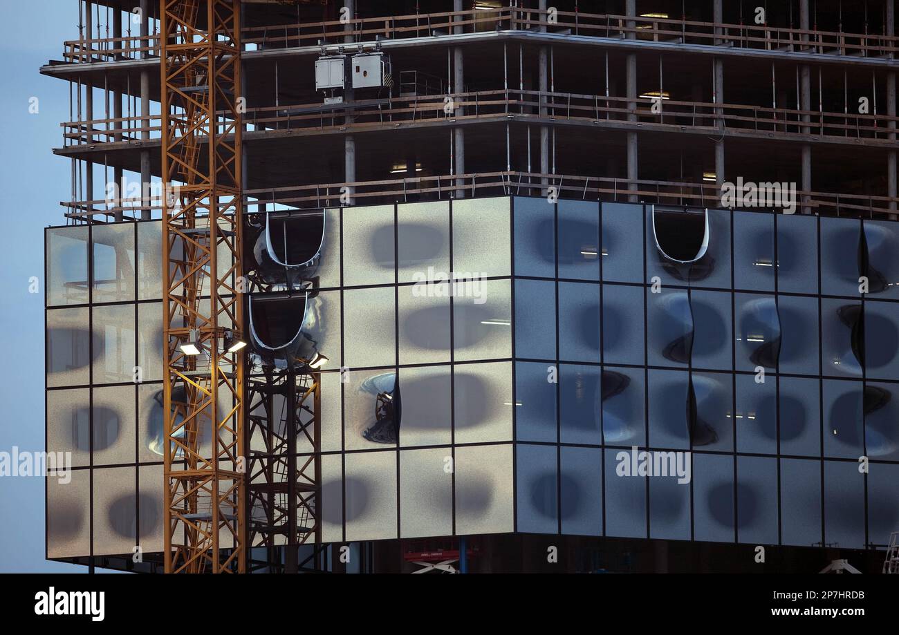 Die Baustelle der Elbphilharmonie steht am Dienstag, 30. Maerz 2010 am ...