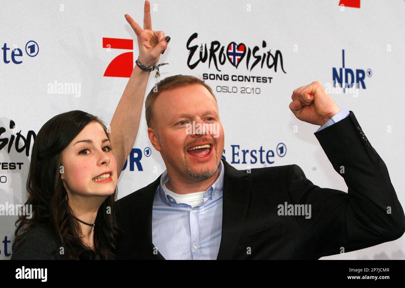 Die 18 Jahre alte Lena Meyer-Landrut aus Hannover posiert mit Juror ...