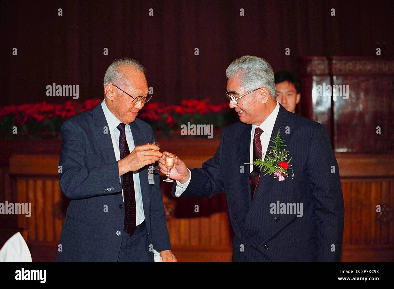 Singapore Senior Minister Lee Kuan Yew (left) toasting China's vice ...