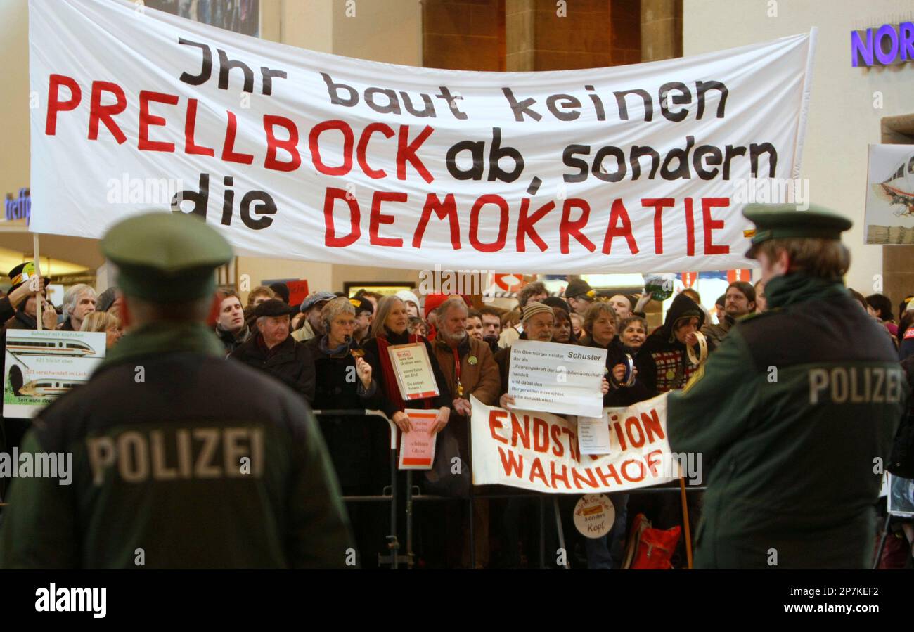 Demonstranten protestieren am Dienstag, 2. Februar 2010, waehrend des ...