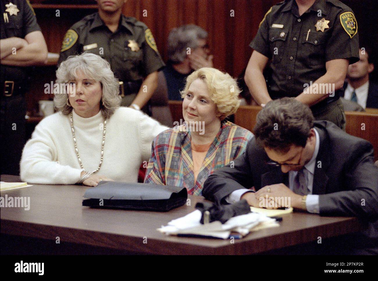 This Dec. 10, 1991 file photo shows Elisabeth "Betty" Broderick, center ...
