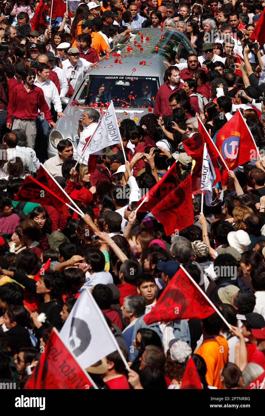 People accompany the car carrying the coffin of Chile's late folk ...