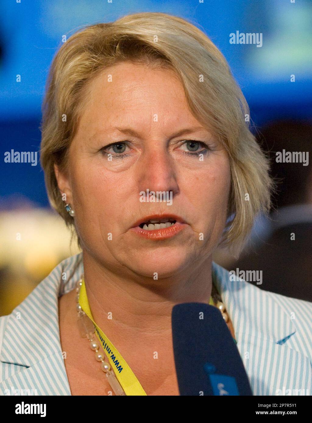 ARCHIV - Cornelia Pieper (FDP) spricht am 16. Mai 2009 mit Reportern ...