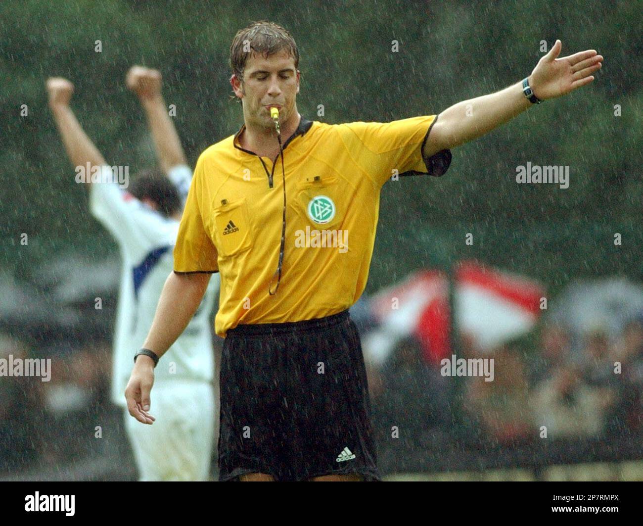 ARCHIV - Der Schiedsrichter Robert Hoyzer pfeift waehrend des DFB ...