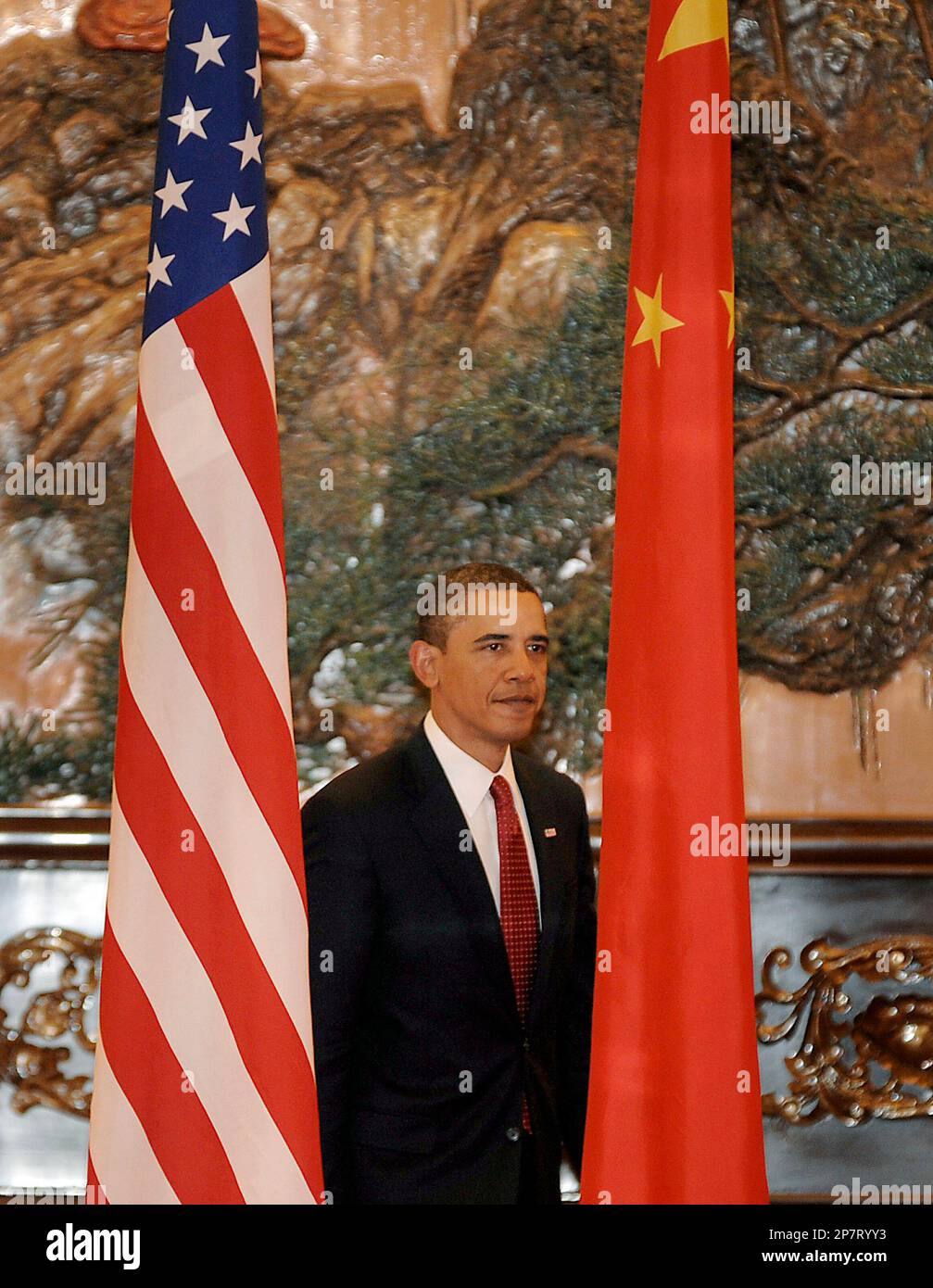 U.S. President Barack Obama walks between U.S. and Chinese national ...