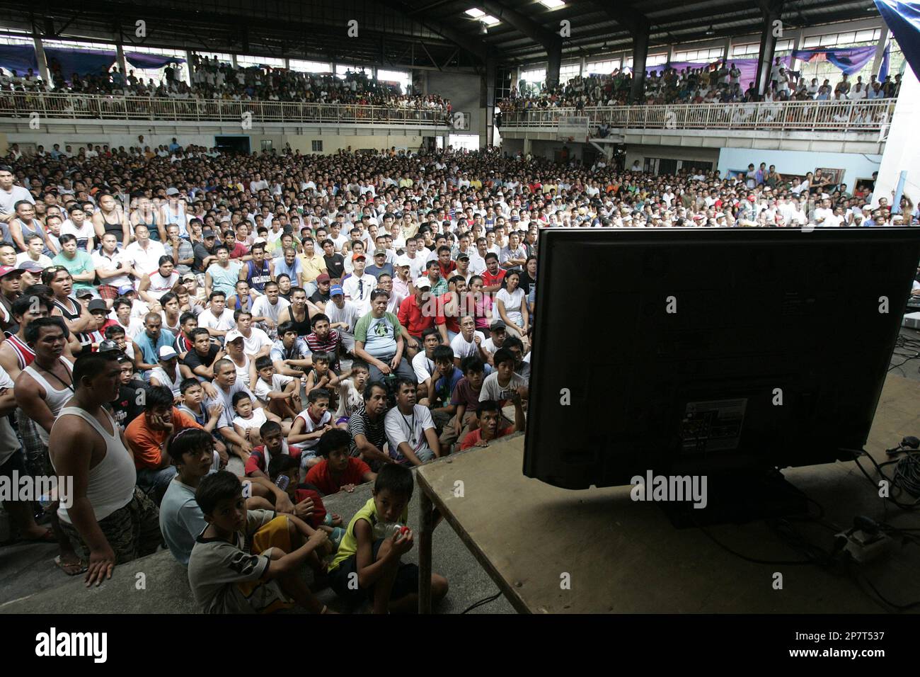Residents, mostly flood victims, watch Filipino boxing hero Manny ...