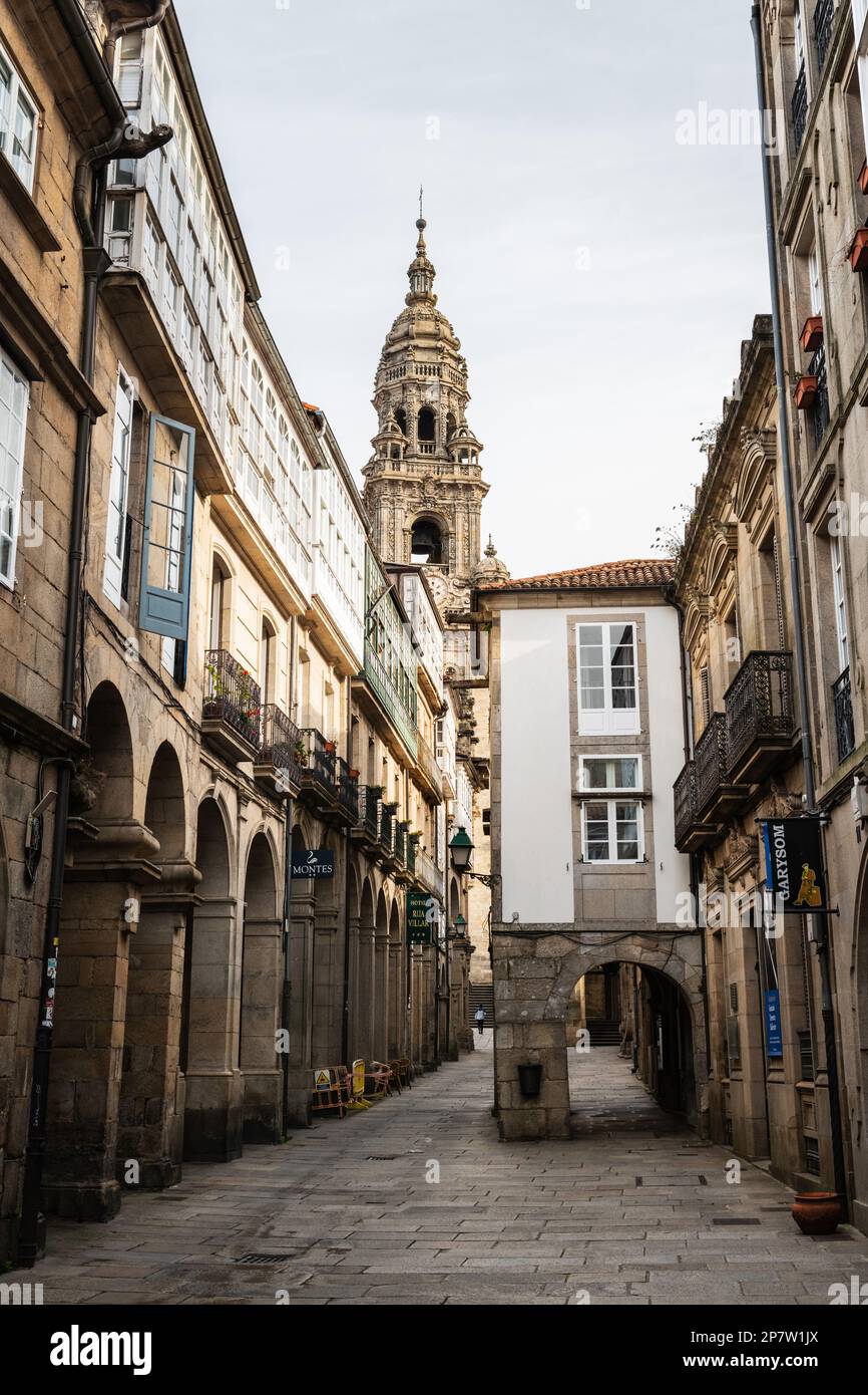 SANTIAGO DE COMPOSTELA, SPANIEN - 17. SEPTEMBER 2022: Enge, geschäftige Straße mit Cafés, die ...