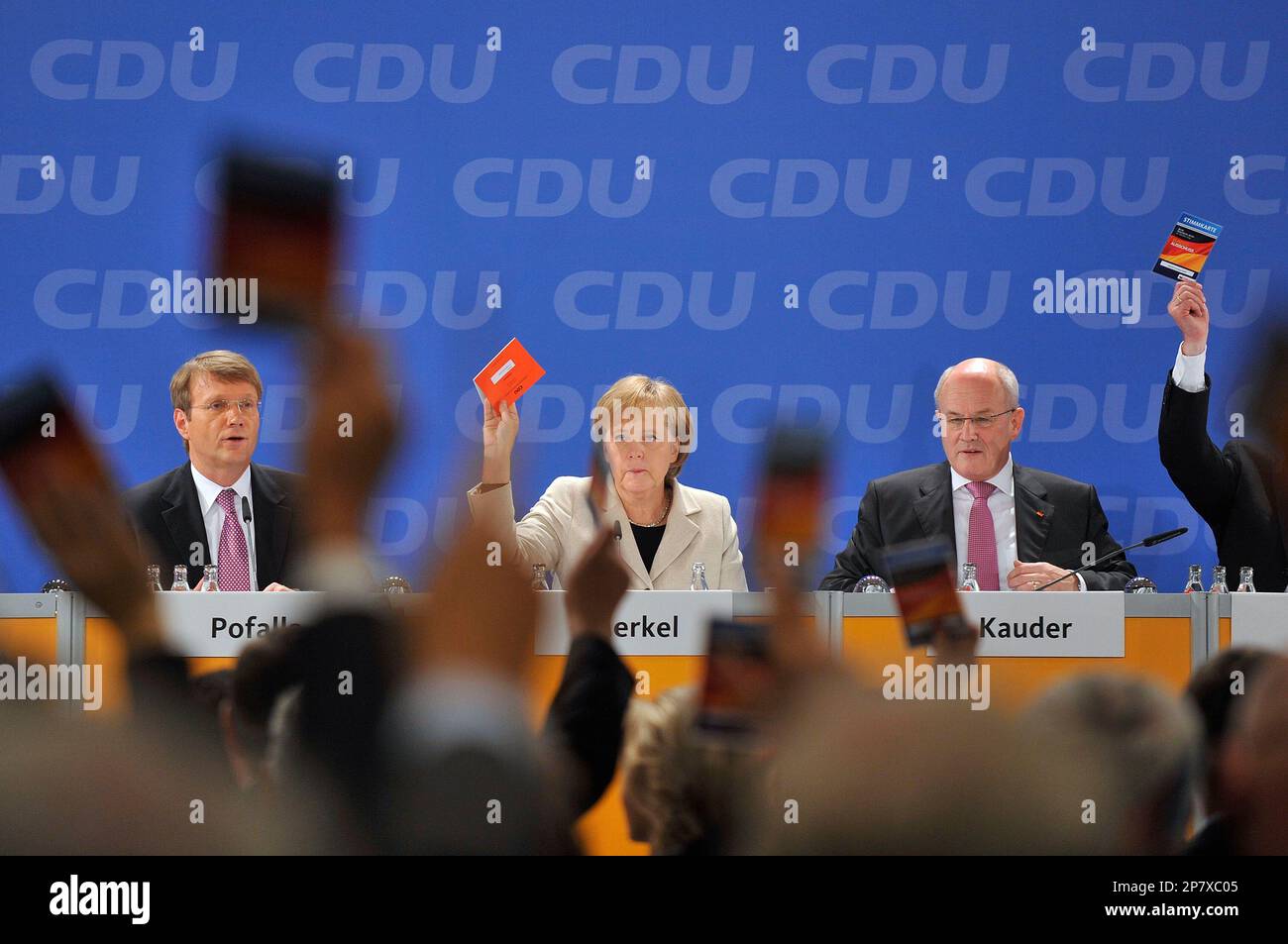 Von links, CDU-Generalsekretaer Ronald Pofalla, Bundeskanzlerin Angela ...